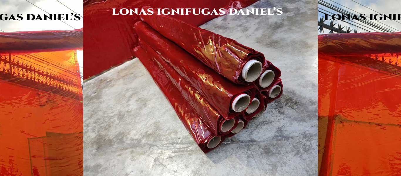Rollo de cortina de PVC antichispa en color rojo. - Lonas Ignifugas Daniels